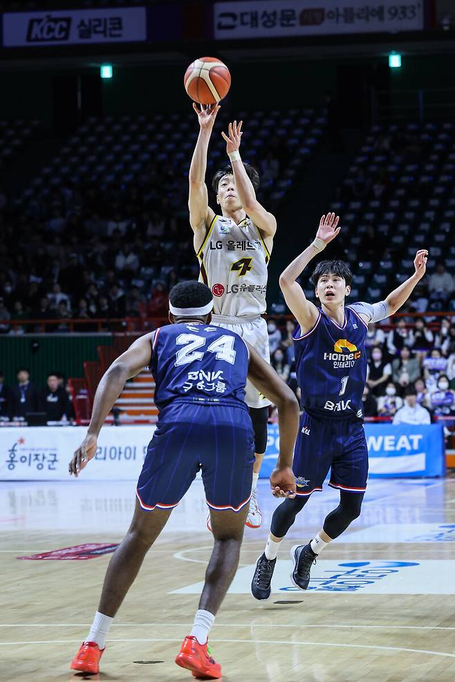 [BK 리뷰] ‘3Q 3점 7개’ LG, KCC에 역전승 … 3,342일 만에 9연승