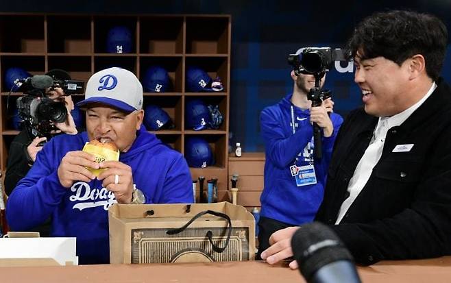 류현진 선물에 로버츠 엄지척 먹방 성심당 빵 사기 힘들겠네” 반응 부른 장면