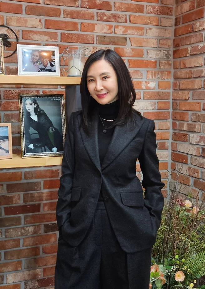 채시라 리즈 시절과 함께 50대의 품격과 멋 제대로 블랙 파워슈트룩 패션엔