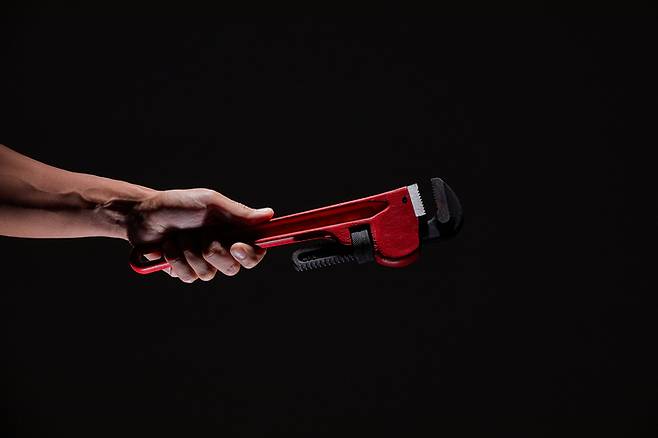 내 인생 간섭 마 엄마 때린 패륜 아들…도망가도 머리 내려쳤다