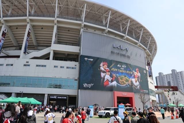 Kia 키움과의 개막전 매진2만500명이 챔피언스필드 가득 채웠다 ‘4년8개월만의 감격 Md광주