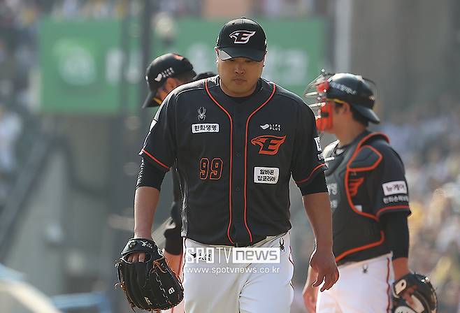 'LG 킬러였는데' 류현진 4188일 만의 복귀전에서 3⅔이닝 5실점 패전 위기…'알까기' 실책에 울었다