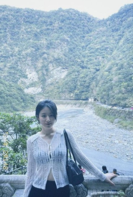 여자아이들 슈화 검정 속옷 위에 시스루 카디건 반전 노출