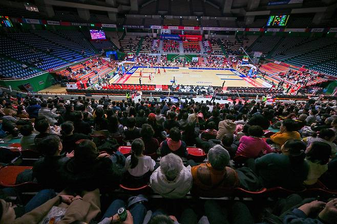 '최하위 추락' BNK, 프런트 조직 전면개편하고 새출발