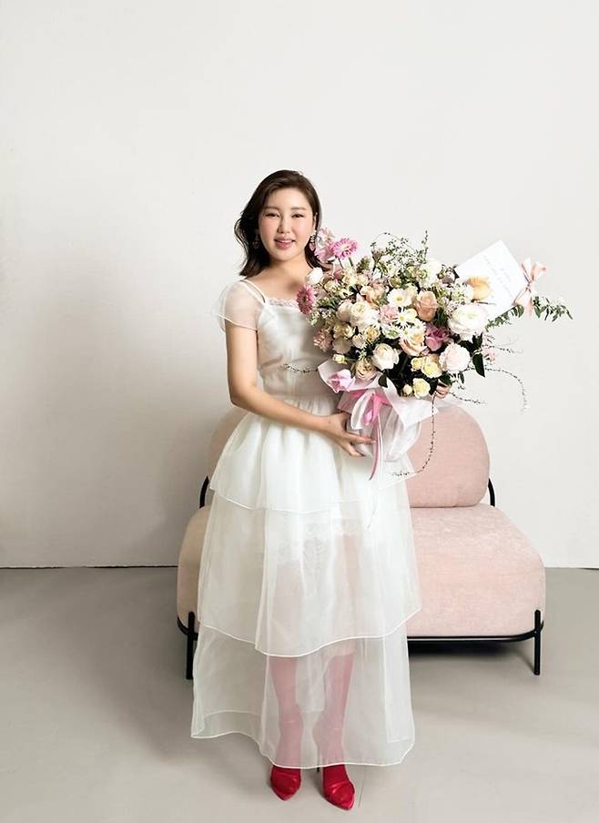 송가인 트롯 여신에서 화이트 여신으로 우아하게 빛난 봄 화이트 드레스룩 패션엔