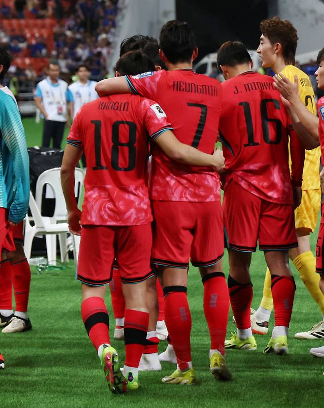 손흥민·이강인의 진한 포옹 韓 축구 다시 하나로 뭉칠까