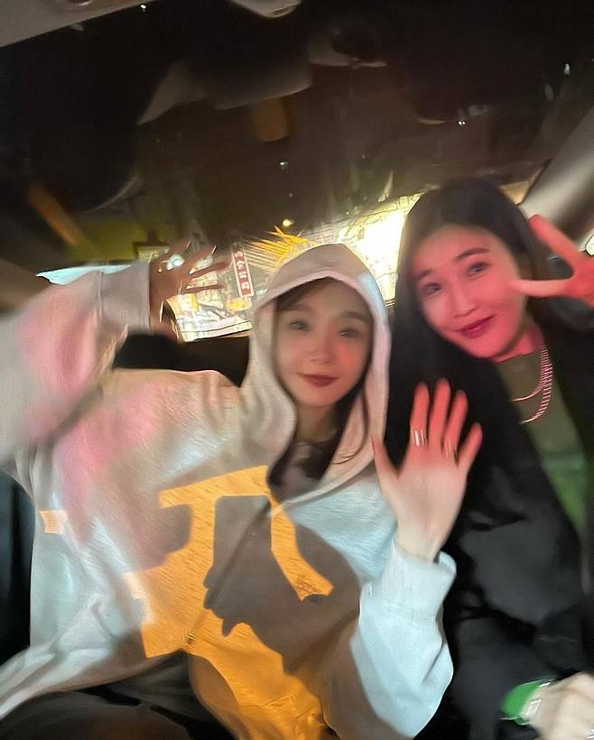 이해리 강민경·곽튜브랑 홍콩서 행복 여행 포근한 니트 베스트 쇼츠 슬랙스 패션 스타와 패션
