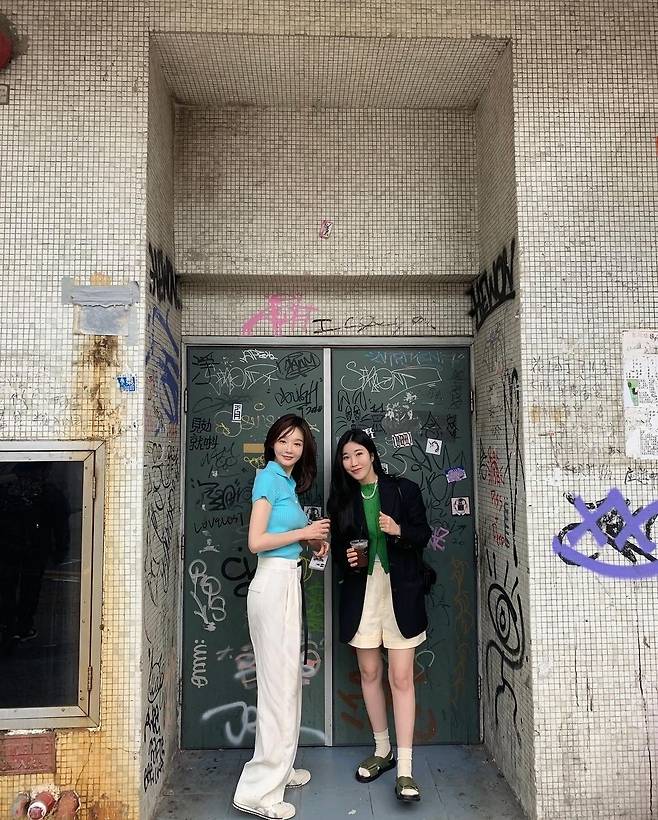 이해리 강민경·곽튜브랑 홍콩서 행복 여행 포근한 니트 베스트 쇼츠 슬랙스 패션 스타와 패션