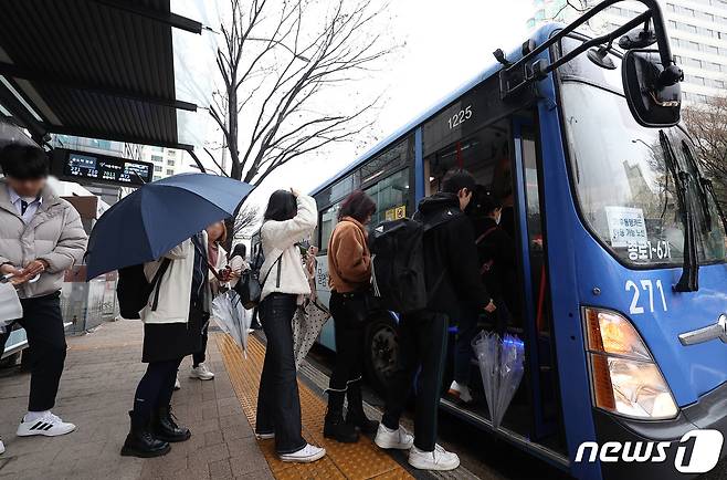처음 지각 택시도 안 잡혀마을버스 초만원 출근길 대란종합