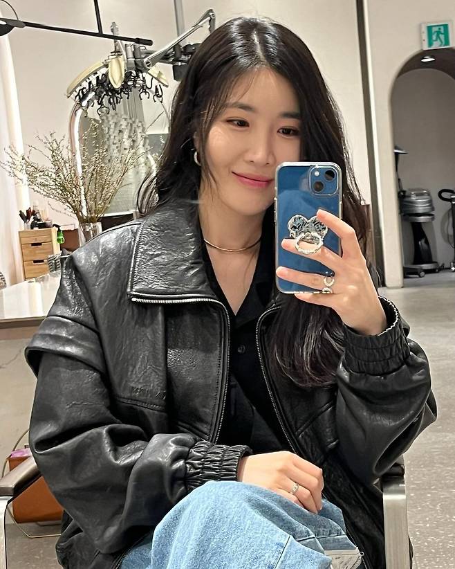 이해리 가죽자켓과 청바지입고 미용실 거울셀카는 이렇게 라이프 뉴세이