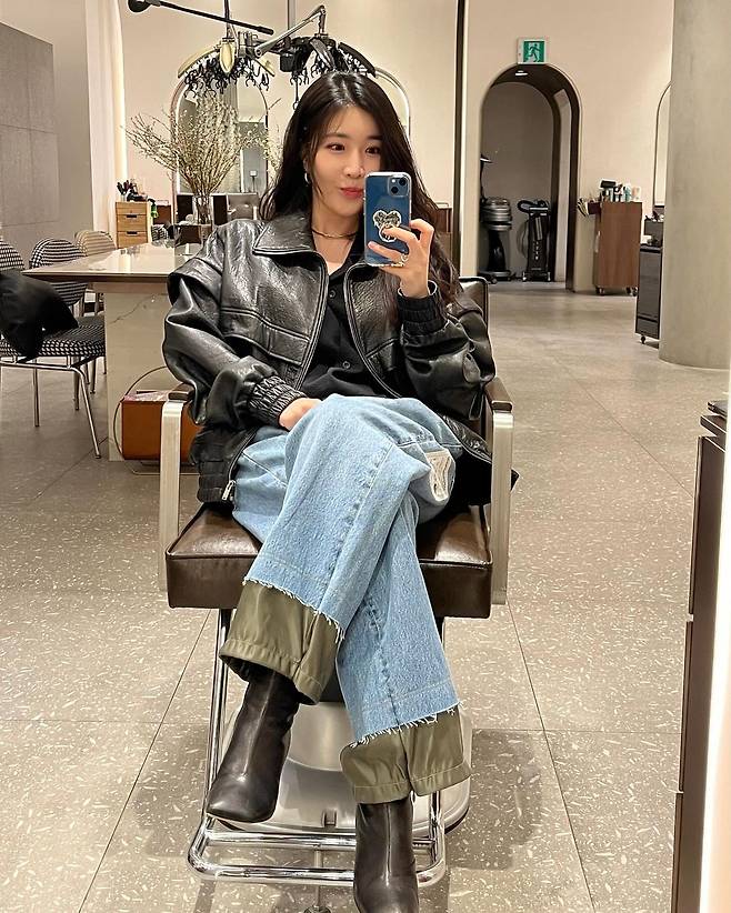 이해리 가죽자켓과 청바지입고 미용실 거울셀카는 이렇게 라이프업