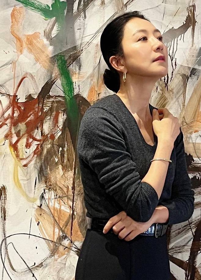 동안 미모 김희애 57세 맞아 기품 있는 아우라승무원 머리 로우 번 스타일링 뷰티는 내운명
