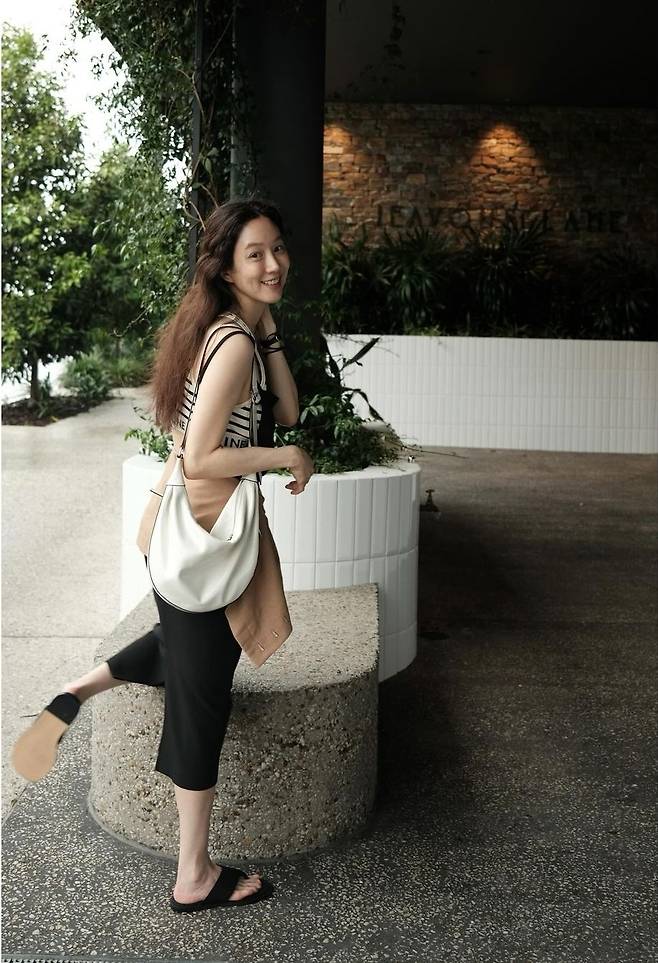 정려원 비 내리는 호주 거리 낭만적인 크롭 재킷 오버롤 원피스 패션 스타와 패션