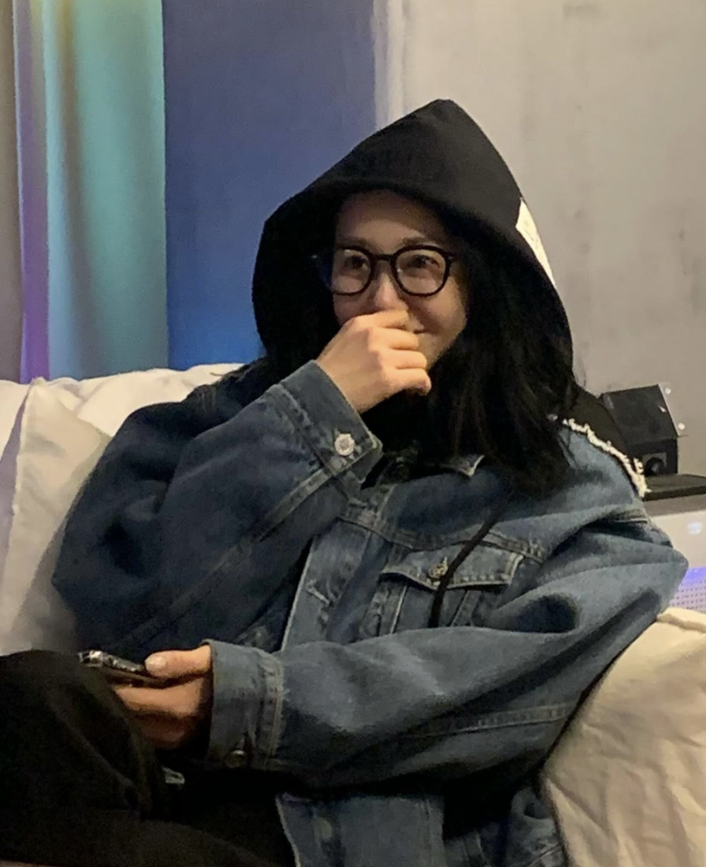고현정 후드에 뿔테안경이런 모습 처음이야 Md★스타