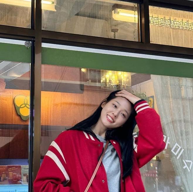 설현 이기적인 비율 자랑 대학생 같은 야구점퍼 미니스커트 나들이룩 스타와 패션