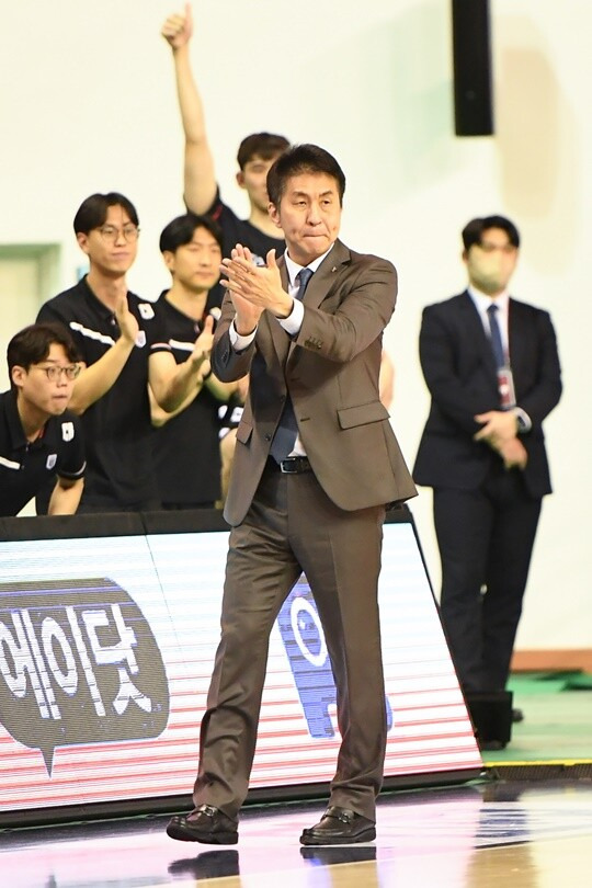 경기 전 조동현 현대모비스 감독과 김상식 정관장 감독의 이구동성 이겨야 한다”