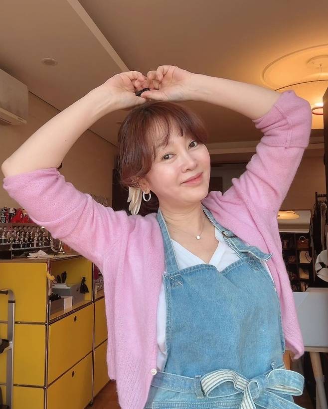 이승연 주부 9단 55세 파워 동안 놀랍다 앞치마 카디건 체크 패턴 바지 패션 스타와 패션