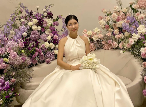 4살 연상남과 3월 깜짝 결혼발표한 37세 여배우본식현장속 웨딩드레스 어썸클