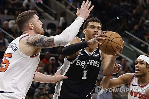 Nba ‘40점 20리바운드 맹활약 Sas 웸반야마 관중석으로 공 던져 벌금 2만 5000달러