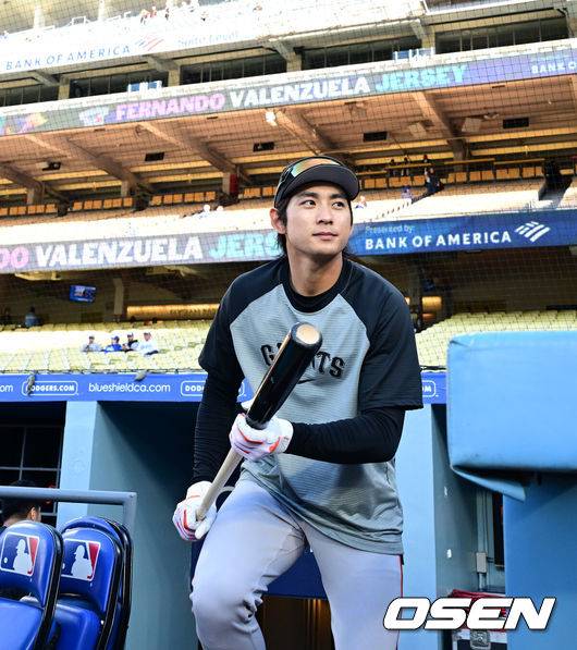 ‘ML 안타머신 등장’ 152km 직구 받아친 이정후, 경기 시작 2구 만에 깔끔한 안타 [오!쎈 LA]