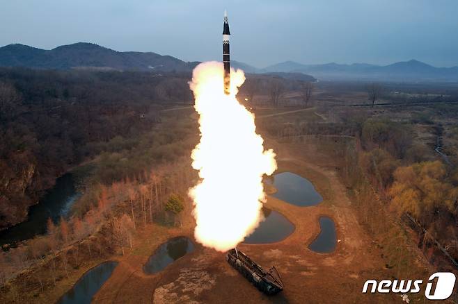 중장거리 극초음속 시험발사방러 경제대표단은 귀국 데일리 북한