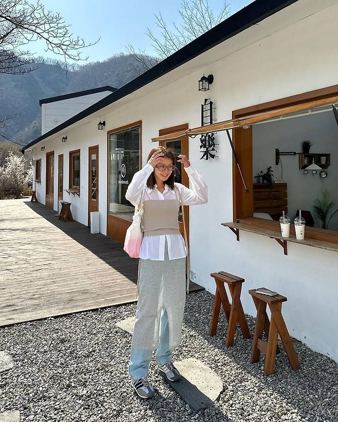 이시영 스커트와 청바지 레이어드 코디로 카페나들이 라이프 뉴세이