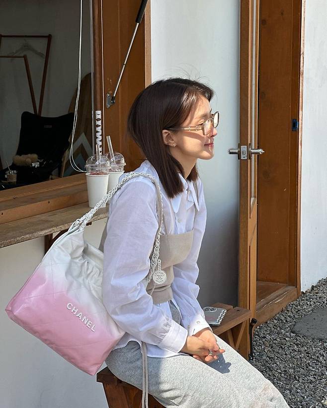 이시영 스커트와 청바지 레이어드 코디로 카페나들이 라이프 뉴세이