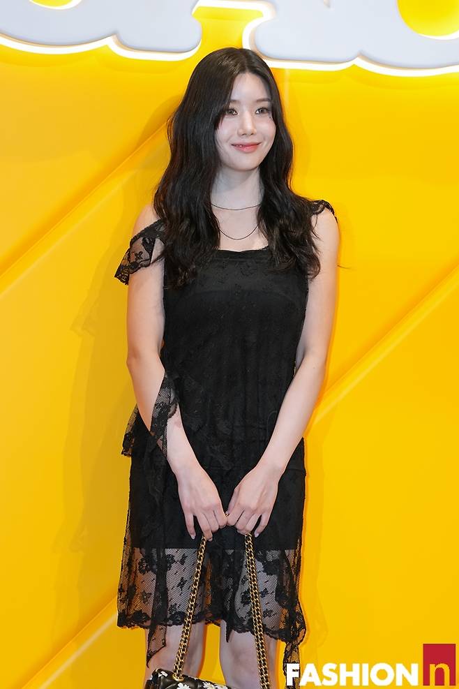 권은비 성수동 홀린 애교 짓 블랙 요정의 시스루 원피스룩 패션엔