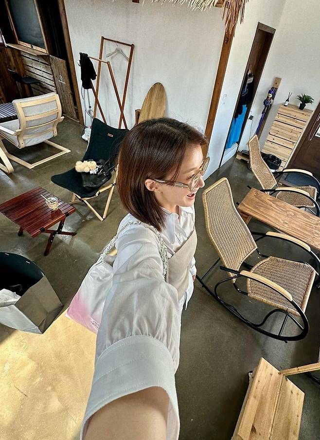 이시영 안경 쓰니 더 스마트 셔츠 위에 크롭톱 더 어려진 레이어드룩 패션엔