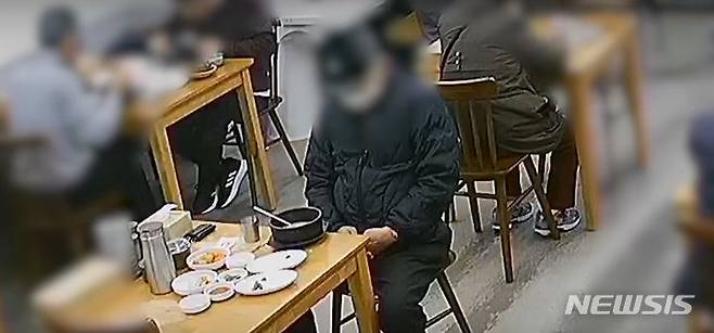 국밥 앞에 두고 고개 떨군 노인밥 먹던 경찰이 살렸다