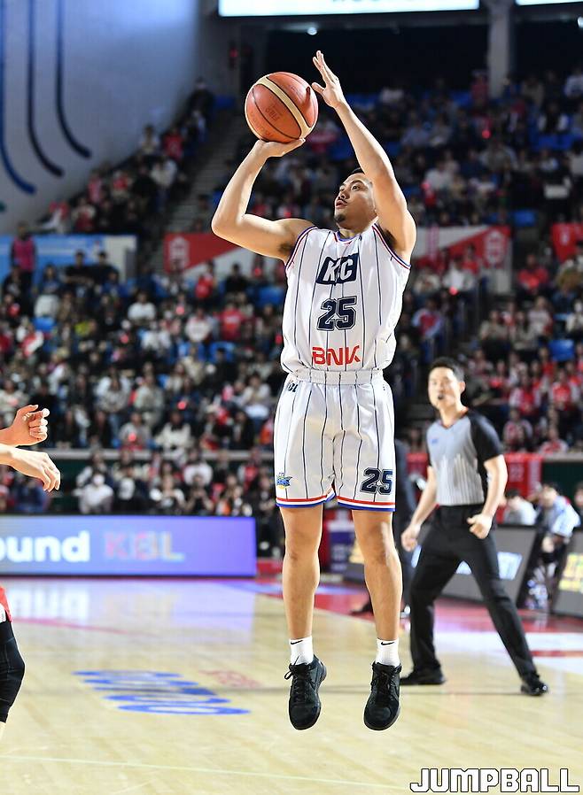‘에피스톨라까지 터졌다’ KCC, SK 또 꺾으며 4강까지 -1승