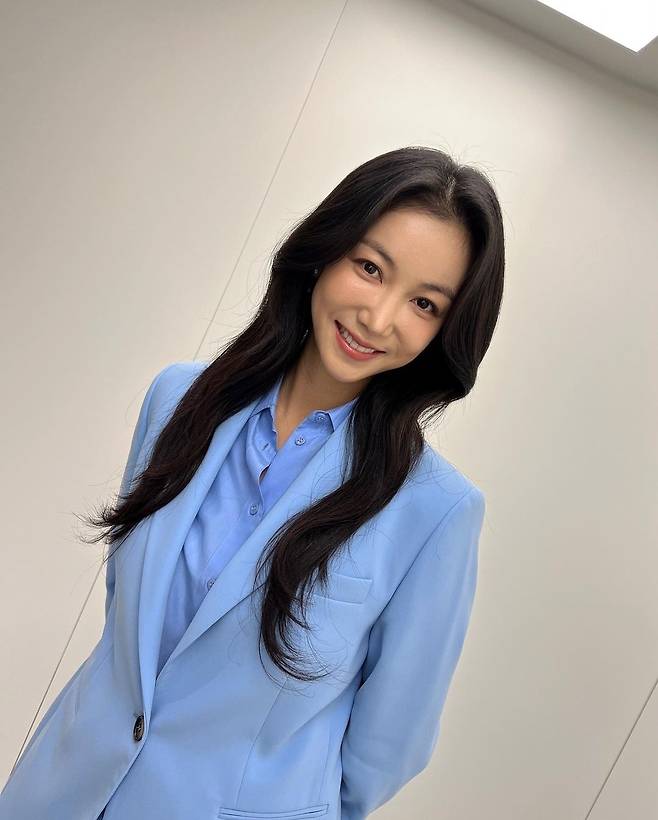 김옥빈 똑닮은 막냇동생 결혼식 빛낸 단아한 슈트 셋업 패션 스타와 패션