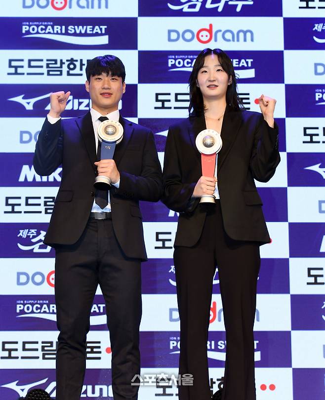 포토 삼성화재 이재현 한국도로공사 김세빈 우리가 신인상