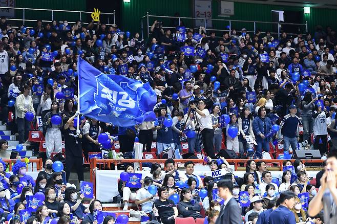 'DB 한판 붙자!' KCC, SK 또 대파하고 퍼펙트 4강행…15일 DB와 4강 스타트