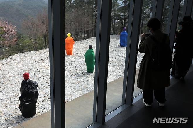 뮤지엄 산 점령한 알록달록 수도승우고 론디노네 개인전