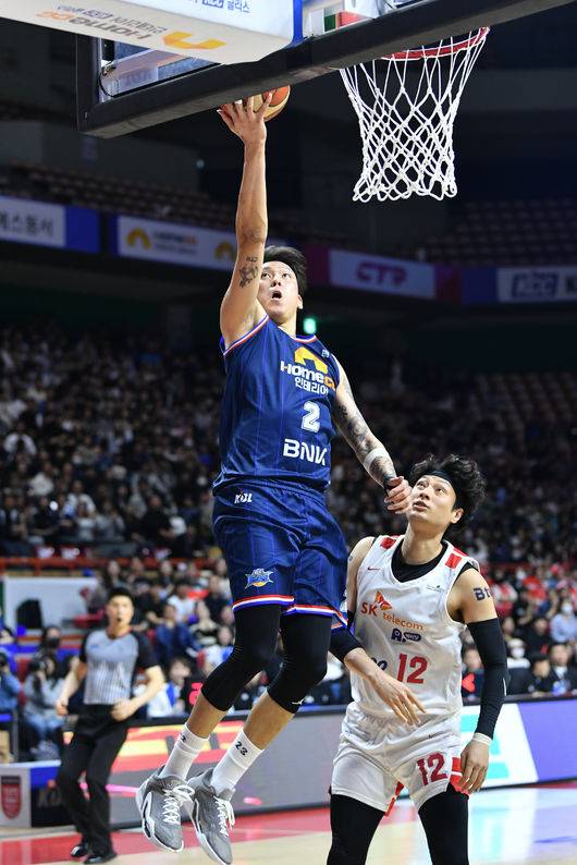 '슈퍼팀' KCC, SK 무너트리면서 4강 PO행...2쿼터 역대 최다 40점 폭발