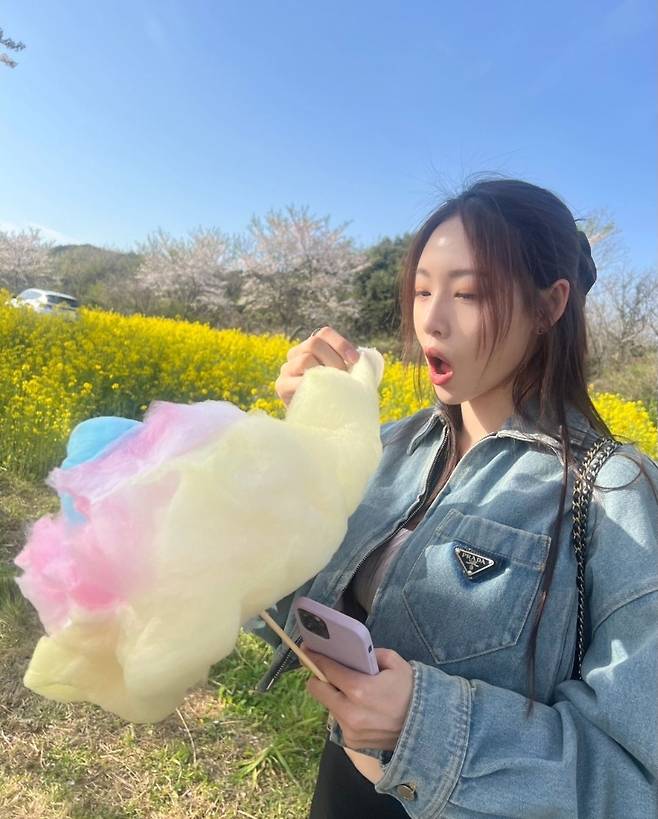 신수지 완벽 8등신 솜사탕 들고 제주 여행 데님 재킷 미니스커트룩 스타와 패션