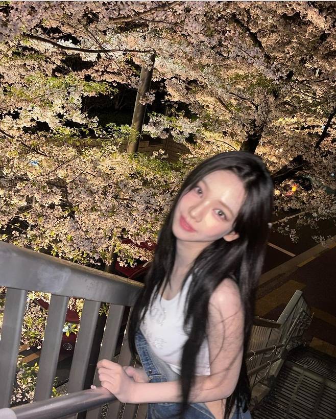 카리나 요정의 밤산책 흰 티에 데님 멜빵바지 입고 벚꽃놀이 스타와 패션
