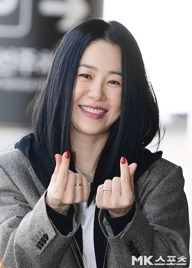 고현정 가방은 열고 다녀야 멋 후드 집업에 재킷 걸치고 독보적인 공항패션 스타와 패션