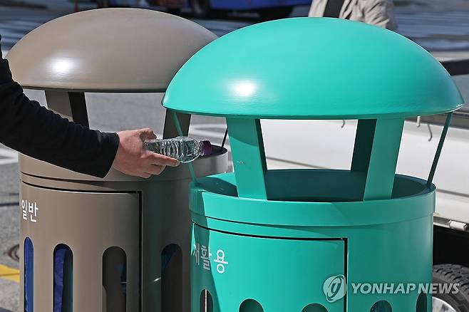 새롭게 변신한 가로 쓰레기통