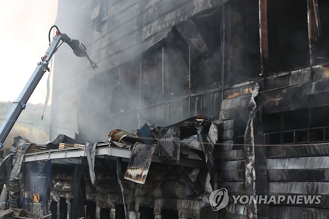 단독 화재 참사 반복되는데도불량 건축자재 감독 포기한 정부