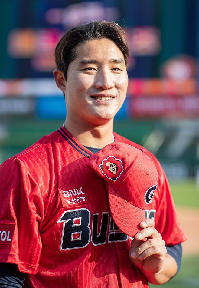 롯데 동백시리즈 개최 짱구 동백 모자 입장 관중 전원에 배포