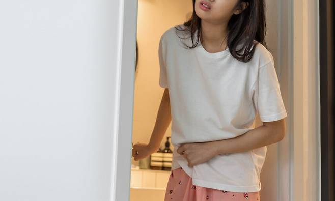 흔한 변비인데알츠하이머 치매 위험 2배 높인다