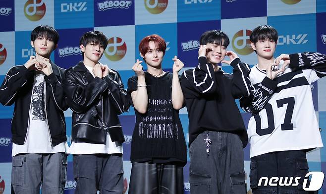 "다섯 명 하나 된 모습" DKZ, 1년6개월 만에 '리부트'(종합) [N현장]