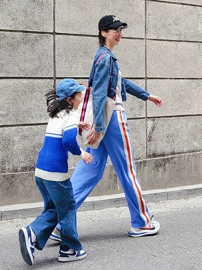 송경아 9살 딸과 웃음보 터진 나들이 닮은꼴 청청 스타일 모녀 커플룩 패션엔