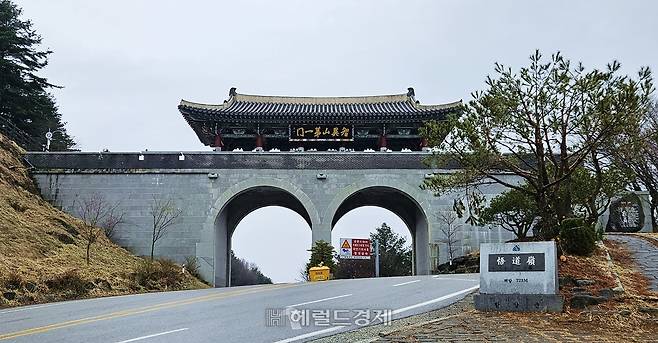 천연암석에 새긴 신비한 불상들지리산 恨 위로하는 벽송사·서암정사 정용식의 내마음대로 사찰여행 비경 100선