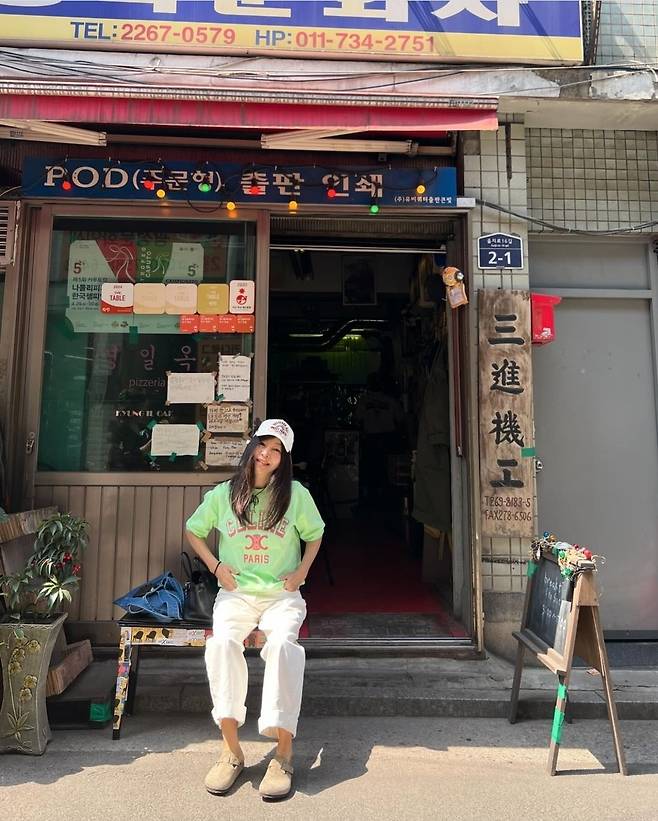 황신혜 여름 같은 날 흰 바지에 형광티셔츠 스타일링의 정석 스타와 패션