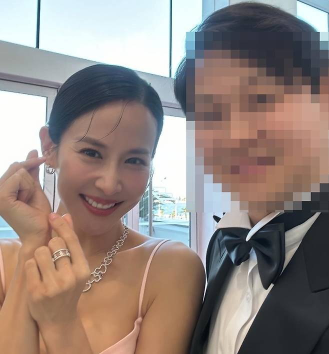 조여정 5년 만 칸 재입성 핑크드레스 입고 핑크카펫 선 여신