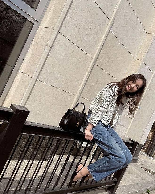 최지우 48세 맞아 예쁜 엄마의 선글라스 폼 재킷에 청바지 나들이룩 스타와 패션