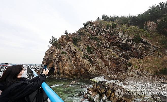 더 길어진 바다부채길부서지는 파도와 기암절벽에 압도